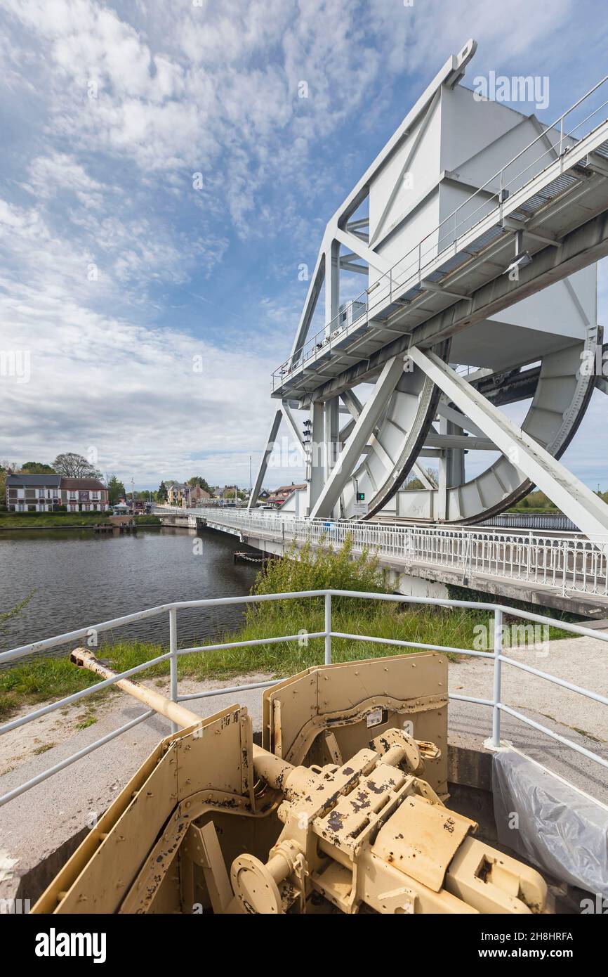 Tank bridge artillery hi-res stock photography and images - Alamy