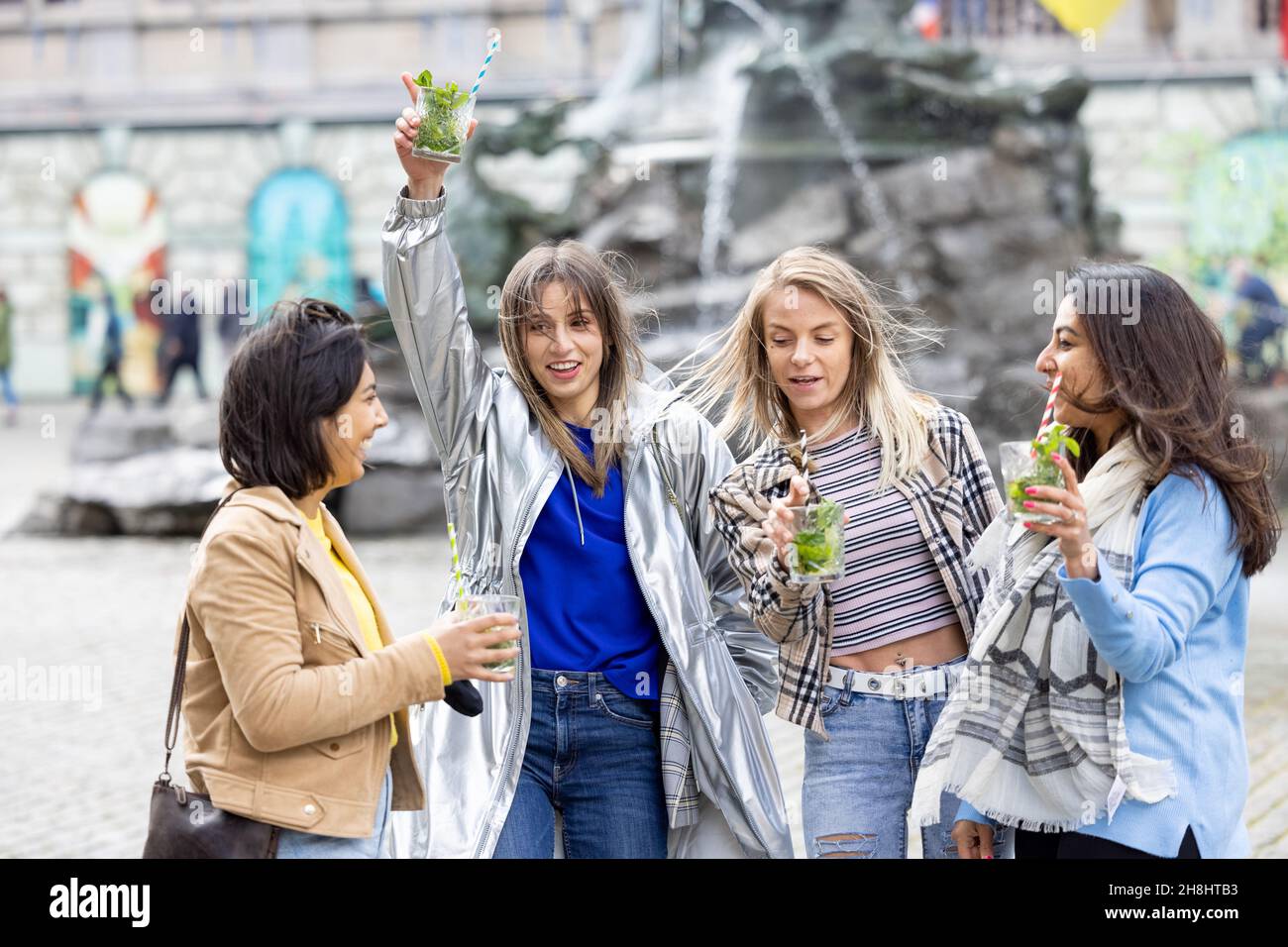 High school reunion friends hi-res stock photography and images - Alamy