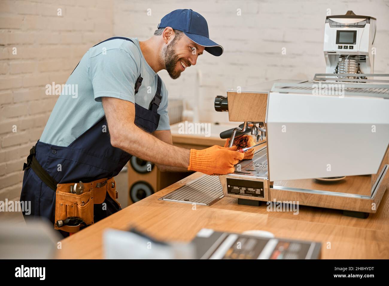 Male repairman coffee machine hi-res stock photography and images - Alamy