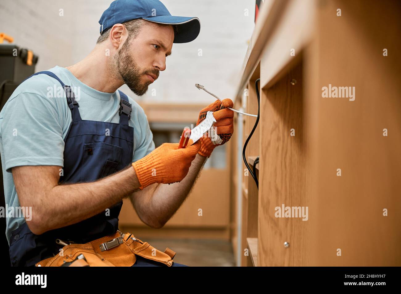 Fixing electrical wire hi-res stock photography and images - Alamy