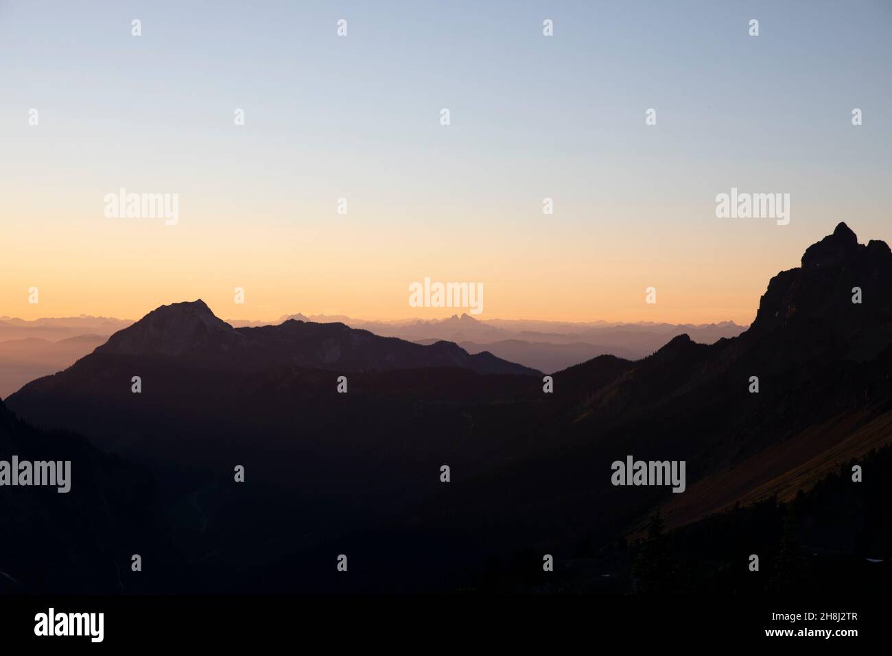 Beautiful north cascade mountain range hi-res stock photography and ...