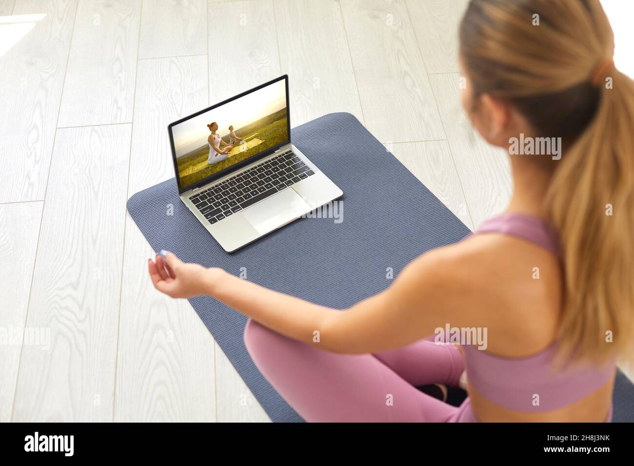 Live class hi-res stock photography and images - Alamy