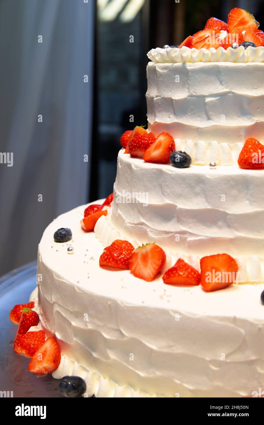 wedding cake from the side Stock Photo - Alamy