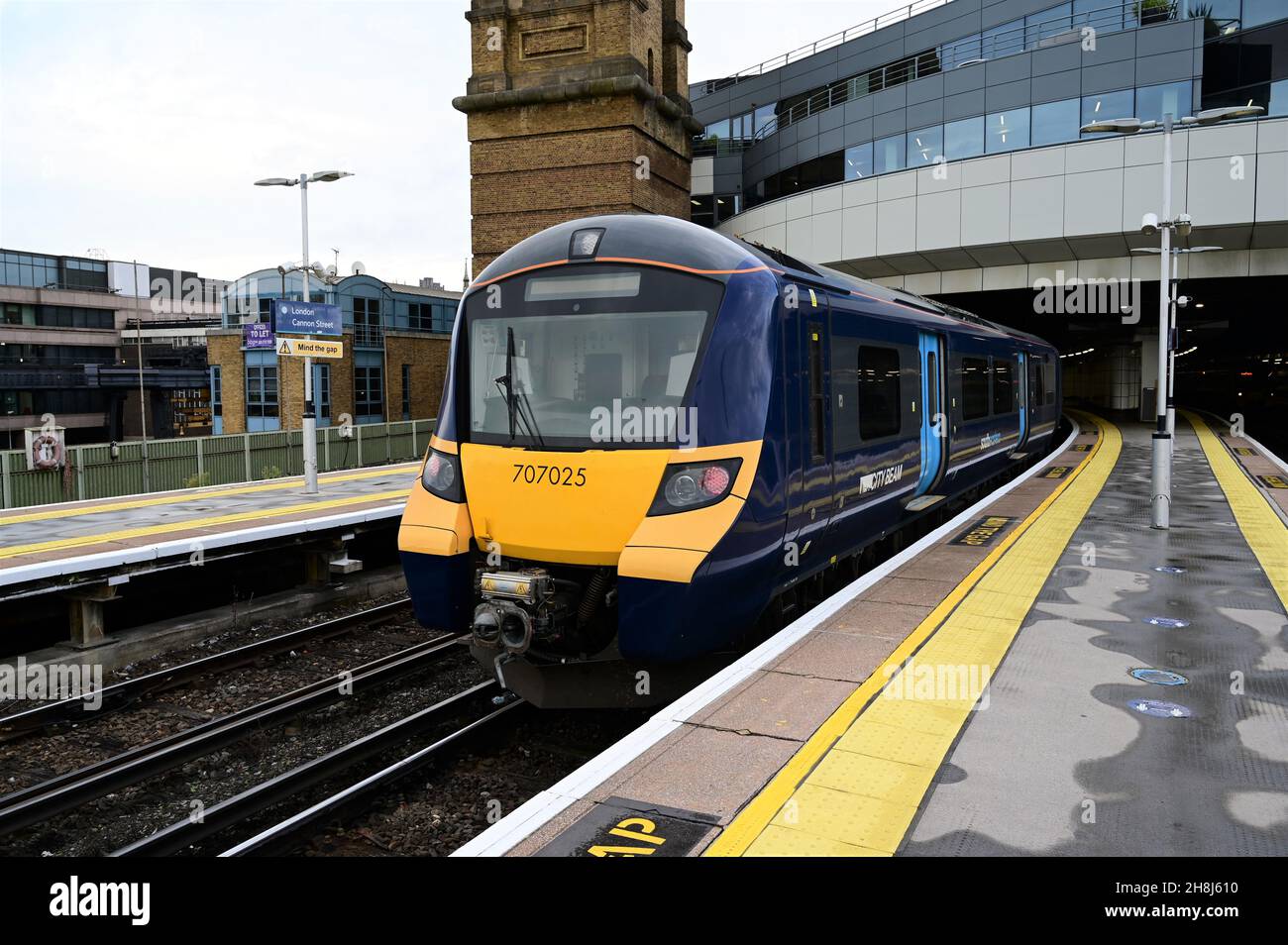 City beam class 707 hi-res stock photography and images - Alamy