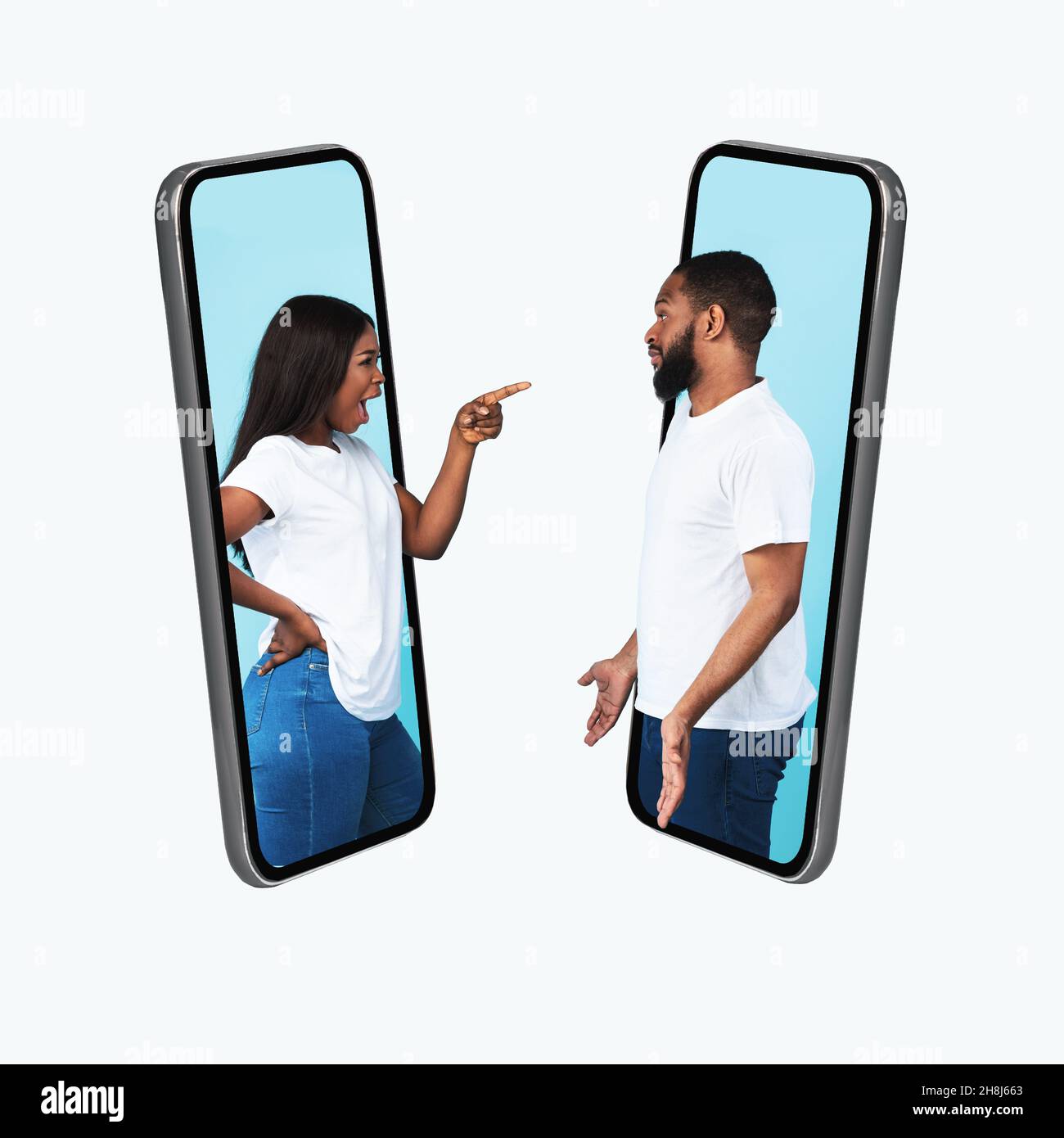 Black couple arguing looking out cell phone screens Stock Photo - Alamy