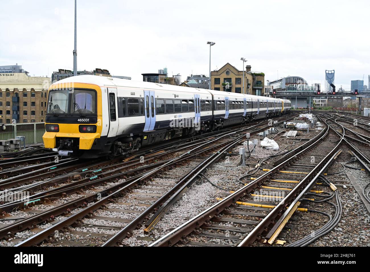London, London City, UK-November 30th 2021: A southeastern class 465 ...