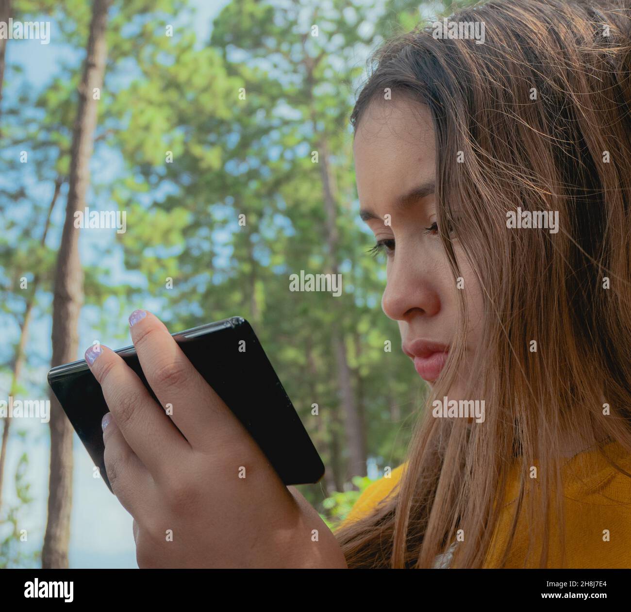 Attractive young girl drawing her phone Stock Photo - Alamy