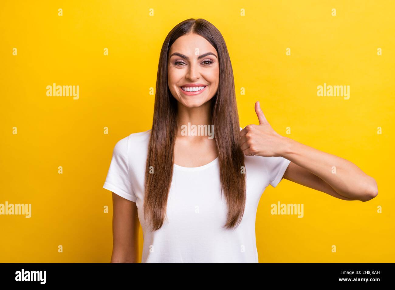 Photo portrait girl brown hair showing thumb-up gesture advising ...