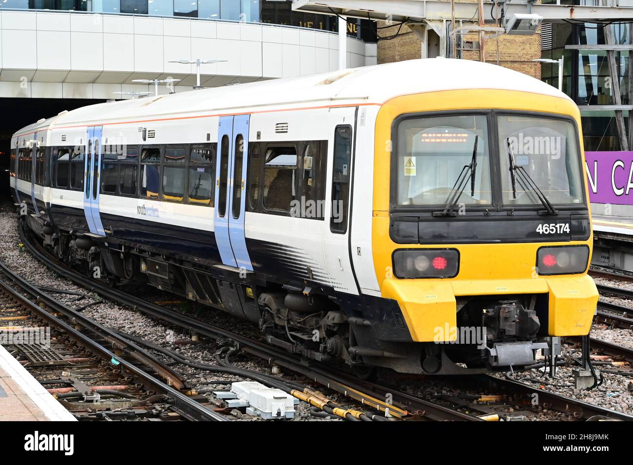 London, London City, UK-November 30th 2021: A southeastern class 465 ...