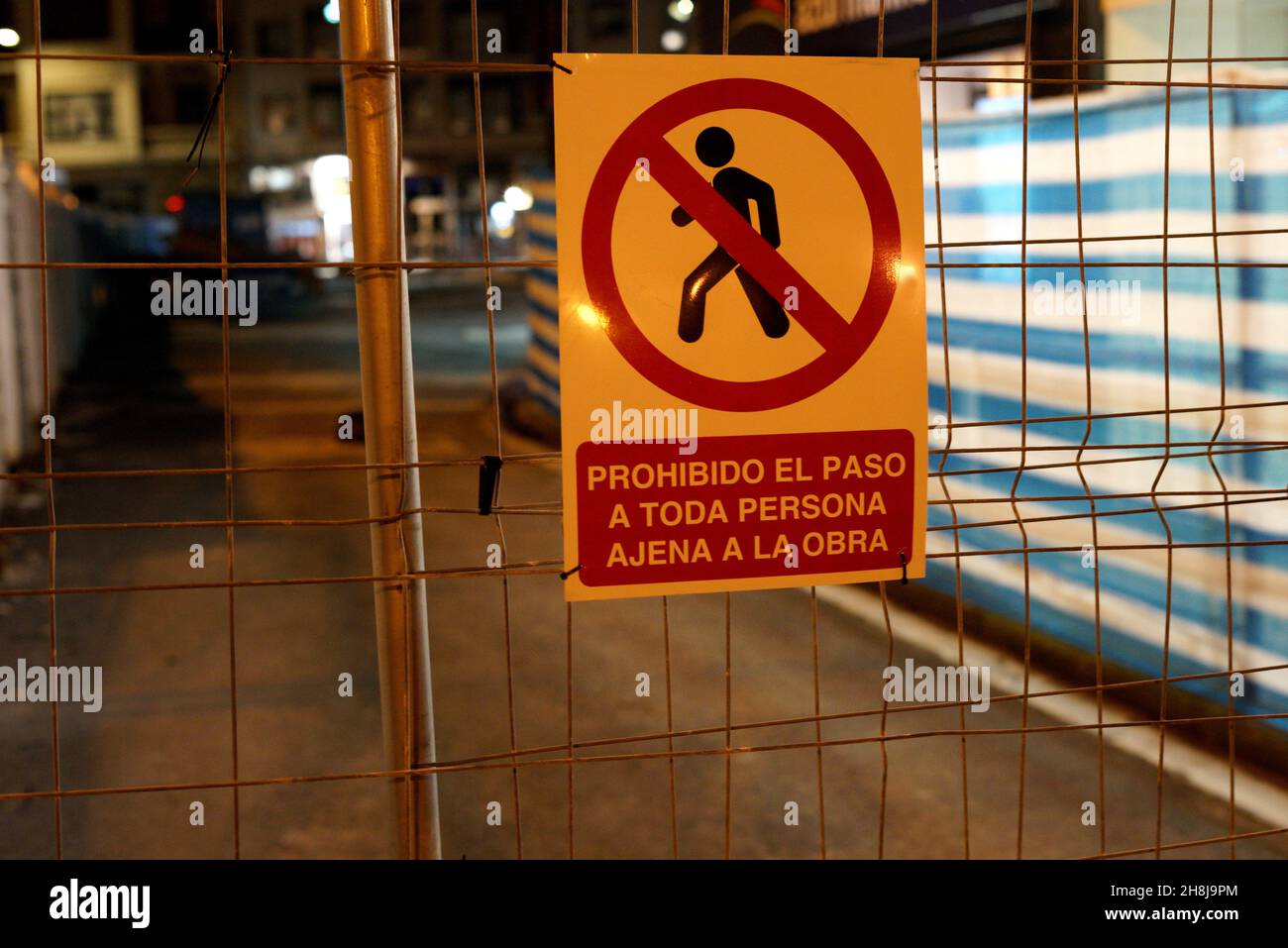 Sign saying NO ACCESS TO ANY PERSON in Spanish Stock Photo - Alamy