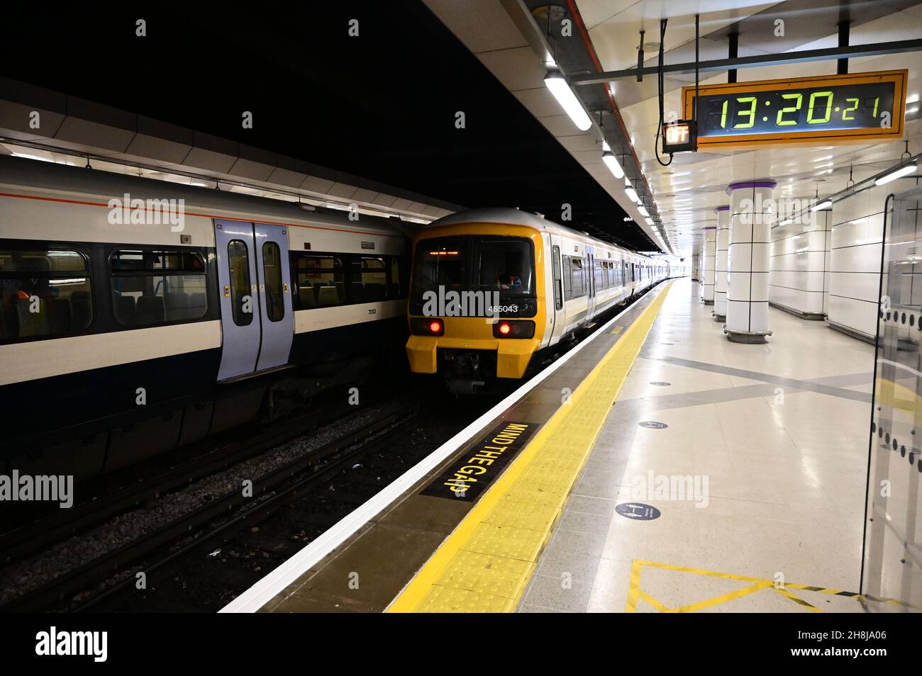 London, London City, UK-November 30th 2021: A southeastern class 465 ...