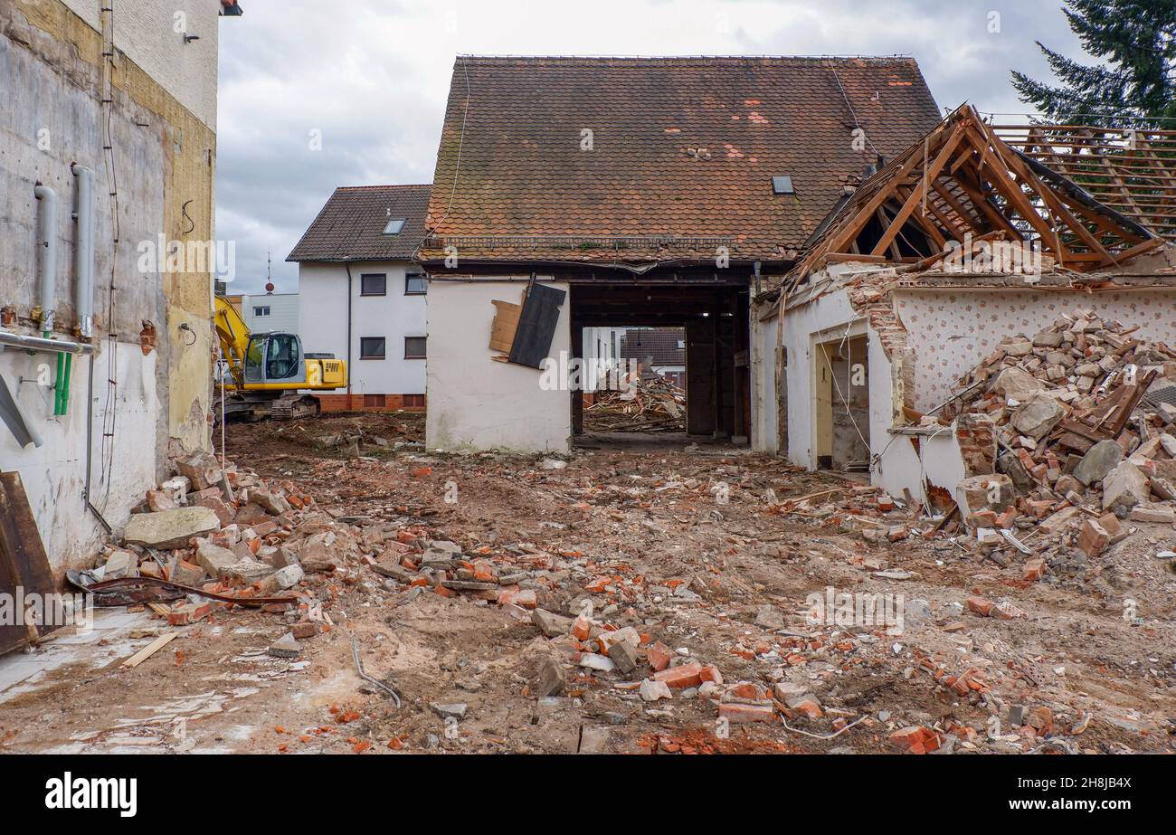 Destroyed commercial building hi-res stock photography and images - Alamy