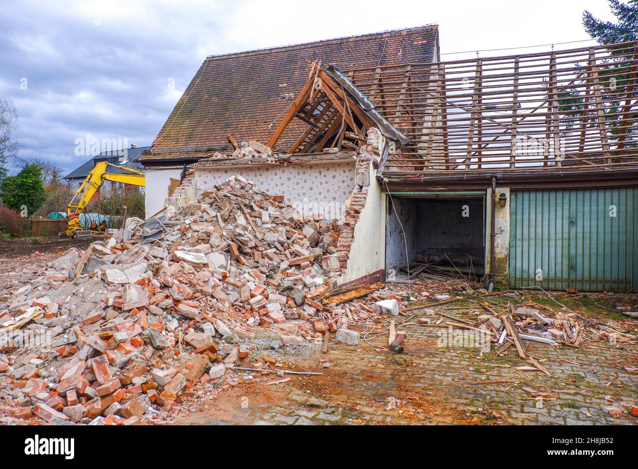 Destroyed commercial building hi-res stock photography and images - Alamy
