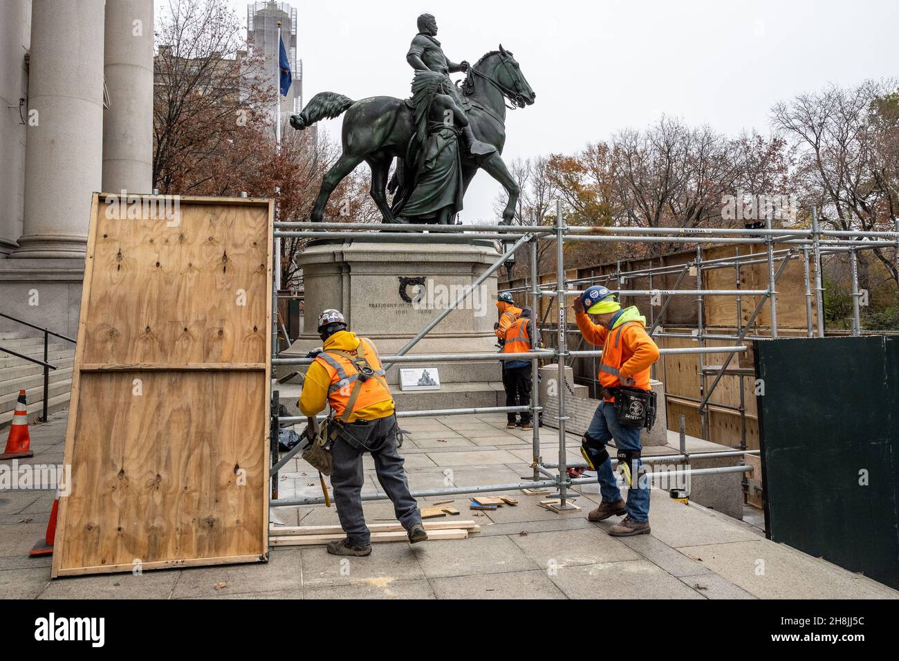 Controversial statue hi-res stock photography and images - Alamy