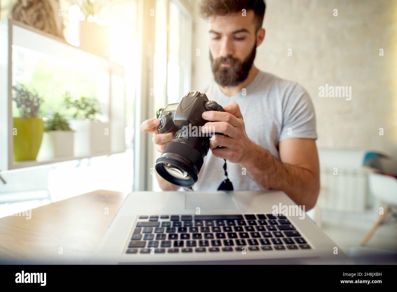 Adjusting settings on camera hi-res stock photography and images - Alamy