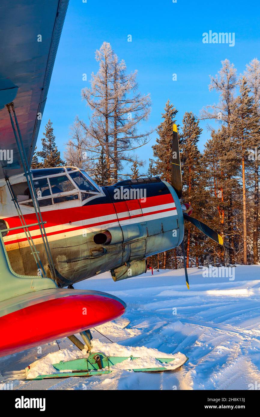 Airplane landing snow winter cold hi-res stock photography and images ...