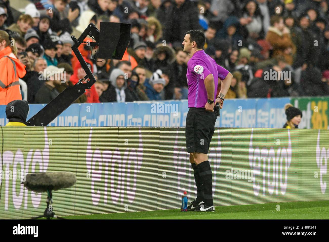 Referee Andy Madley looks at the VAR screen Stock Photo - Alamy