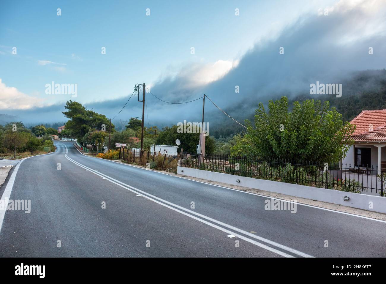Villa driveway hi-res stock photography and images - Alamy
