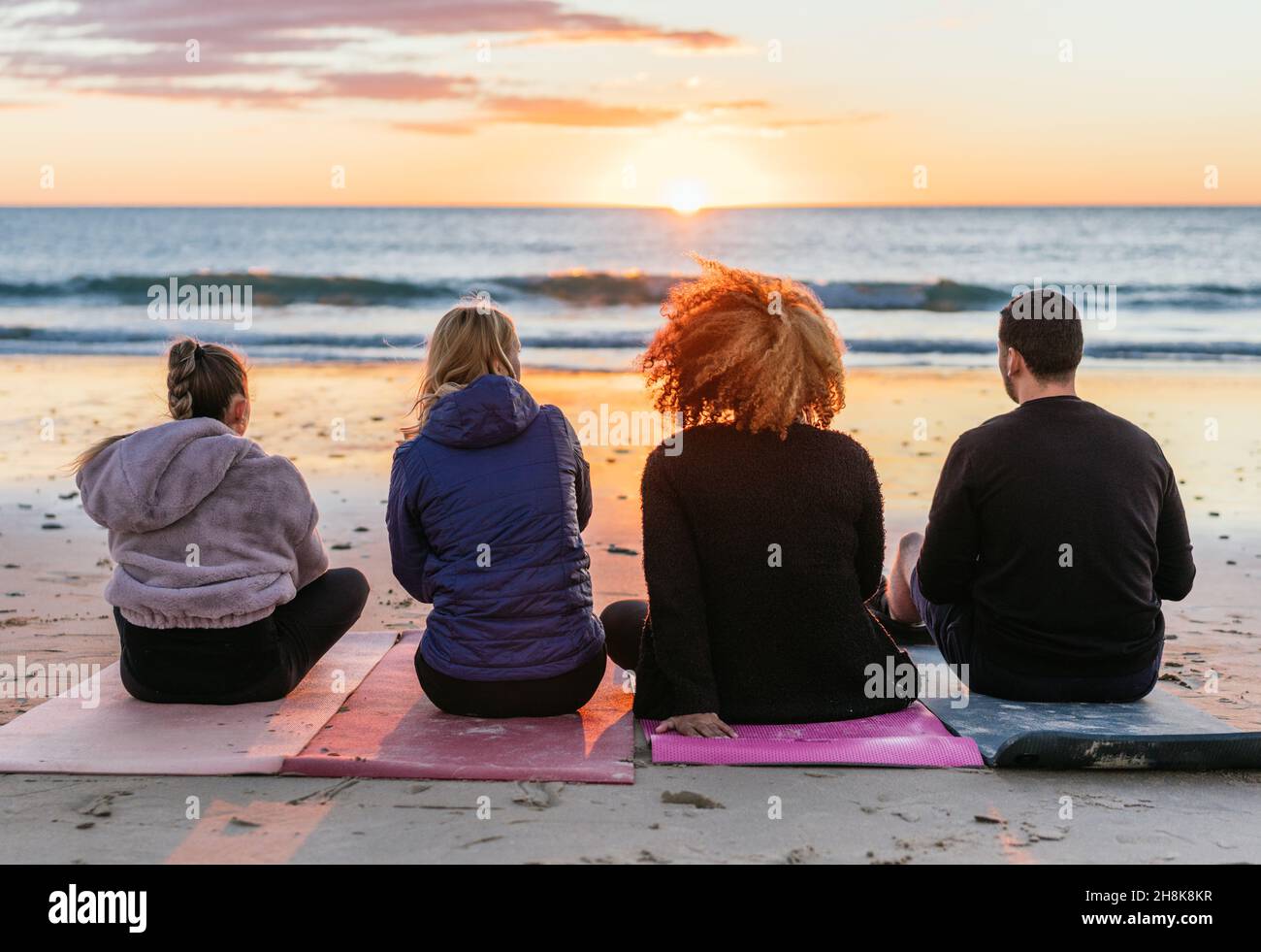Back facing people hi-res stock photography and images - Alamy