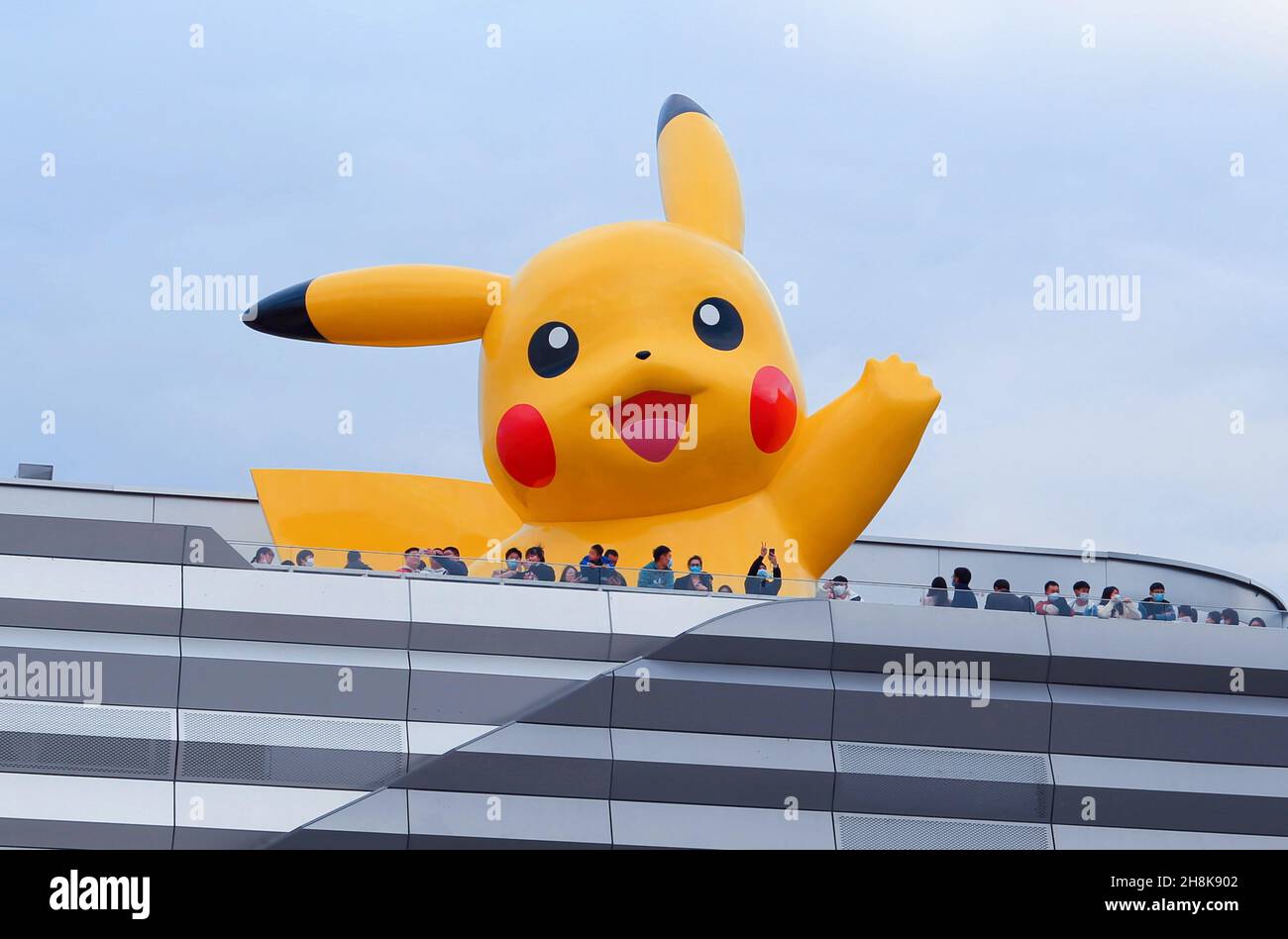 SHANGHAI, CHINA - NOVEMBER 28, 2021 - Visitors view the world's tallest ...
