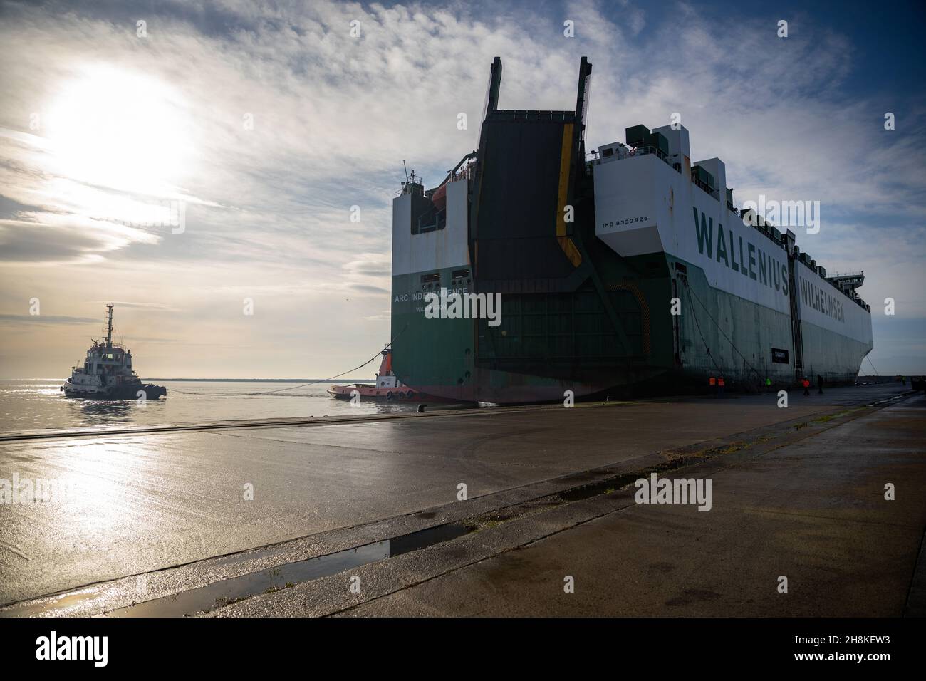 The vessel Arc Independence, transporting 1st Air Cavalry Brigade (1ACB ...