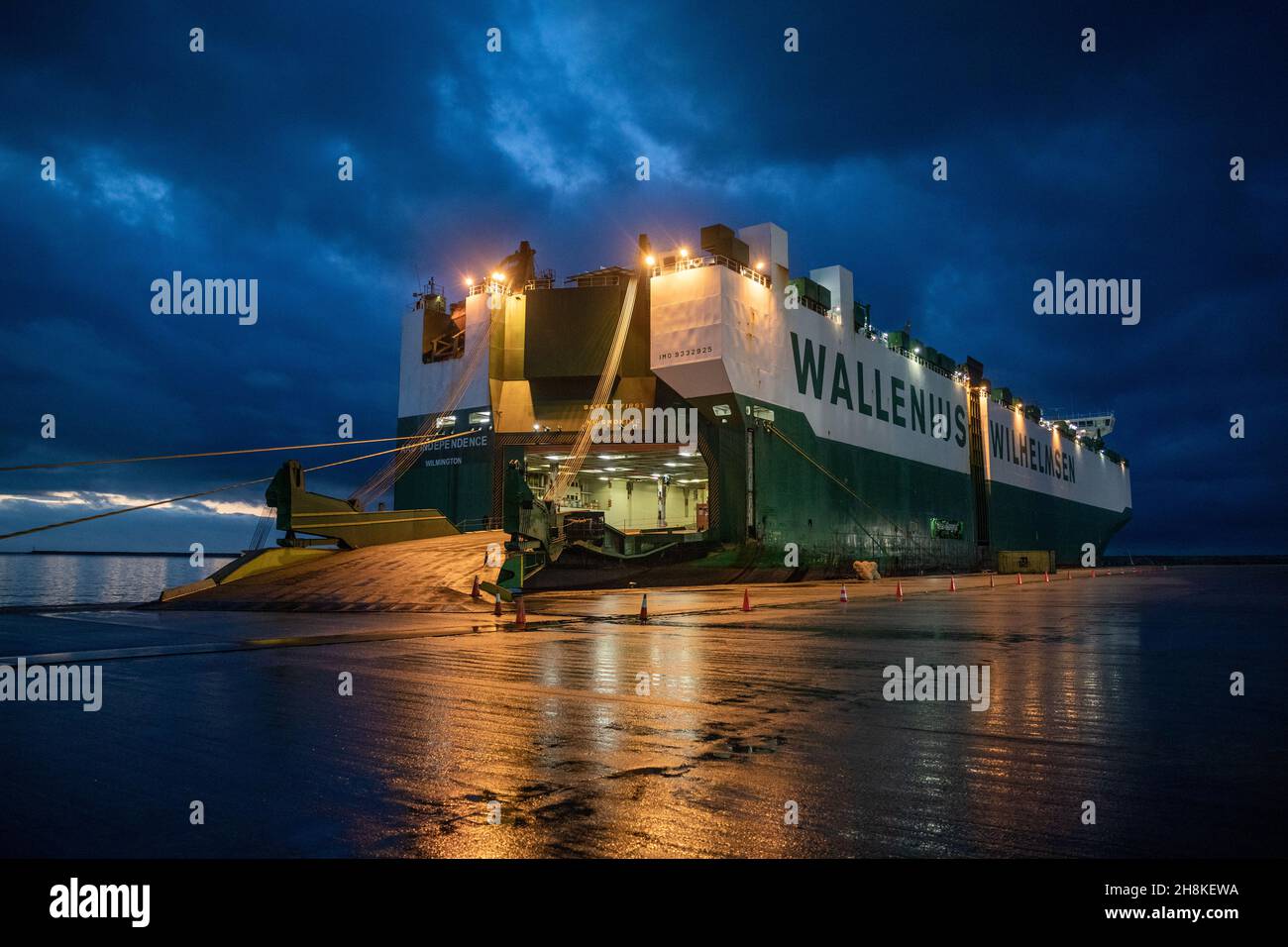 The vessel ARC Independence, transporting 1st Air Cavalry Brigade (1ACB ...