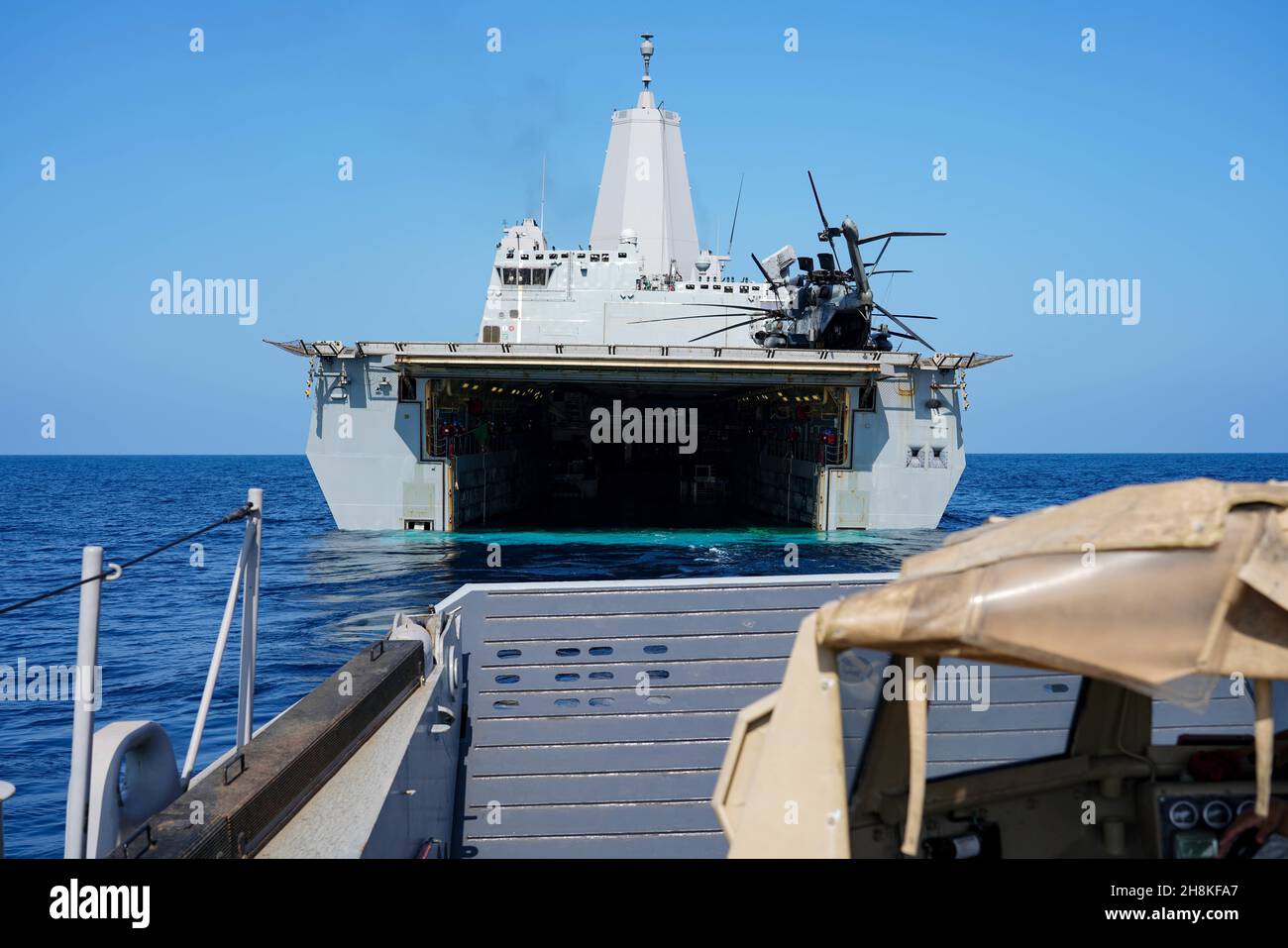 GULF OF ADEN (Nov. 28, 2021) Landing Craft Utility (LCU) 1665 ...