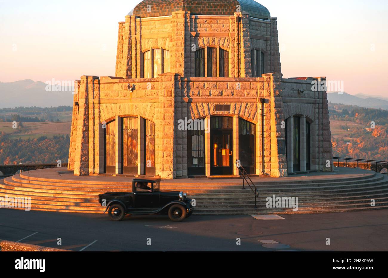 Vista house at Crown Point along the Columbia River Gorge, Oregon Stock ...