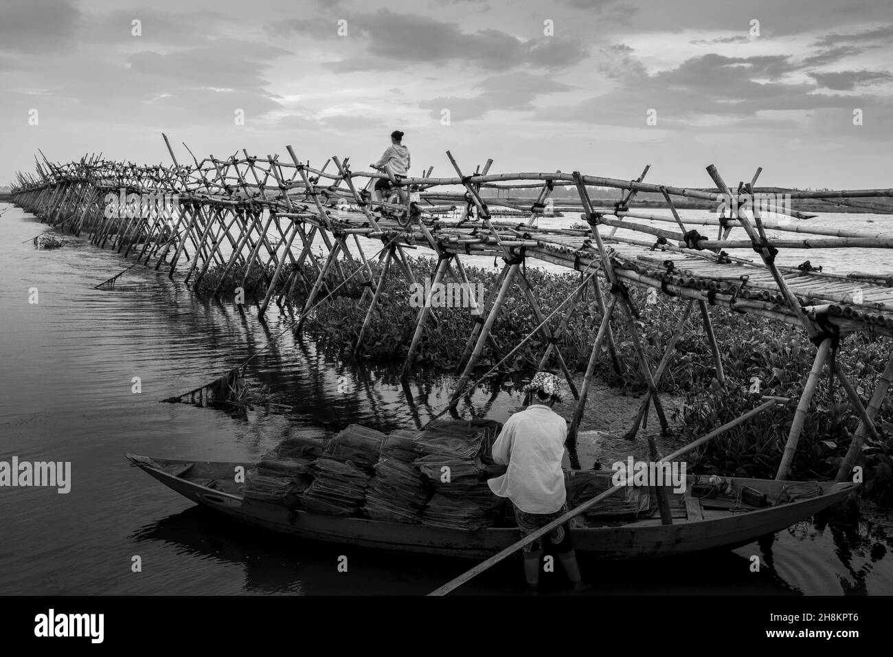 Bamboo bridge There is a long bamboo bridge, the foot of which is tied ...