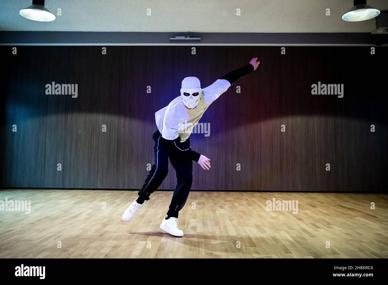 Bremerhaven, Germany. 18th Nov, 2021. A man in a mask dances in a ...