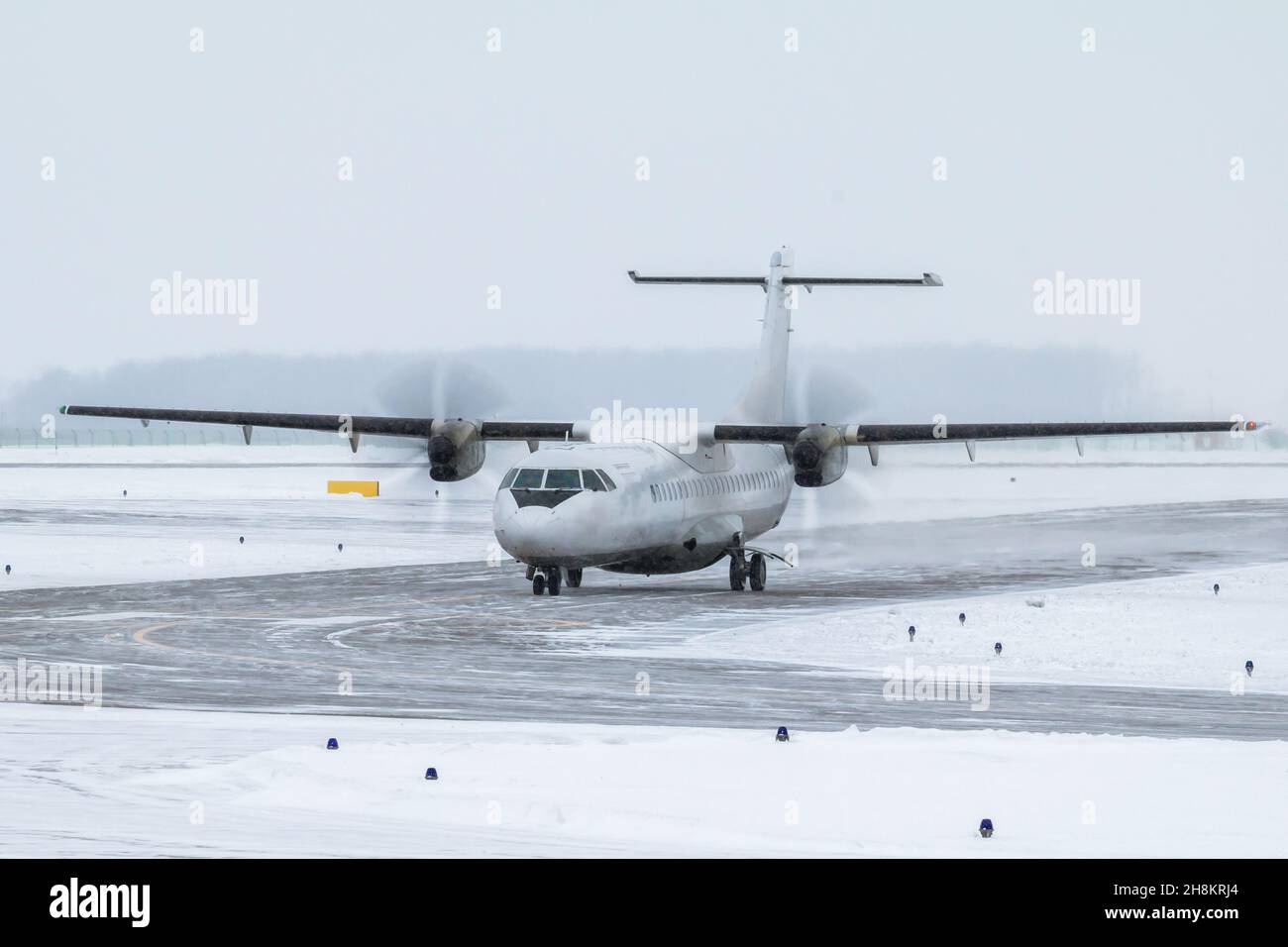 White passenger turboprop airplane hi-res stock photography and images ...