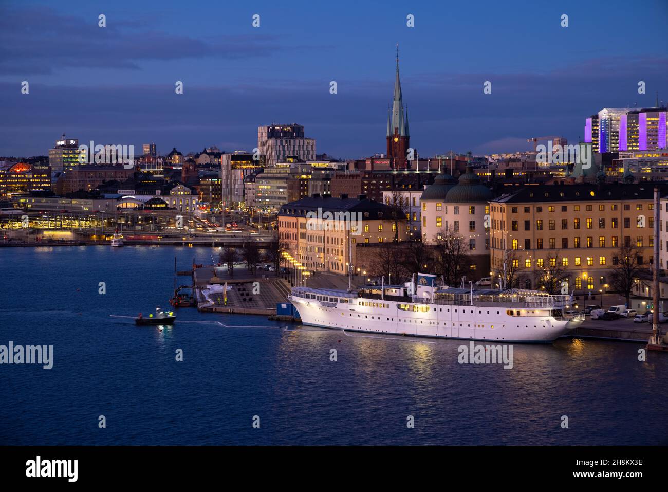 Beautiful panorama of Stockholm at night with sea, buildings, boats and ...
