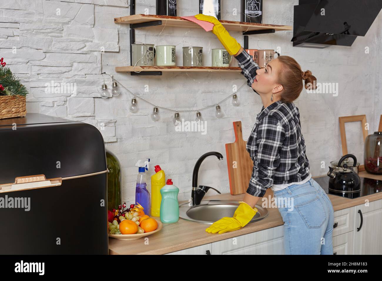 Domestic servant clean hi-res stock photography and images - Alamy