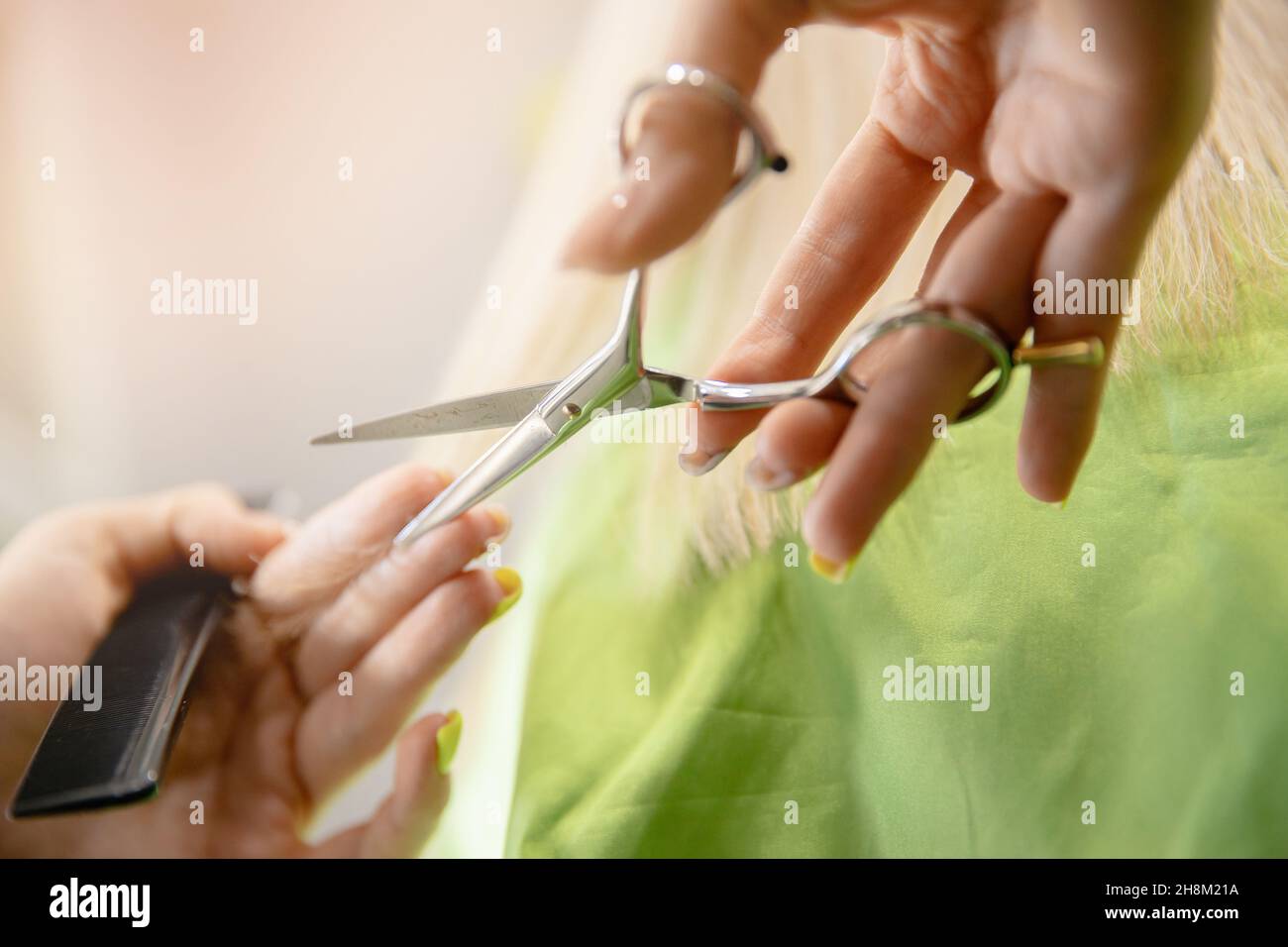 Hands of hairdresser at work in female beauty salon Stock Photo - Alamy