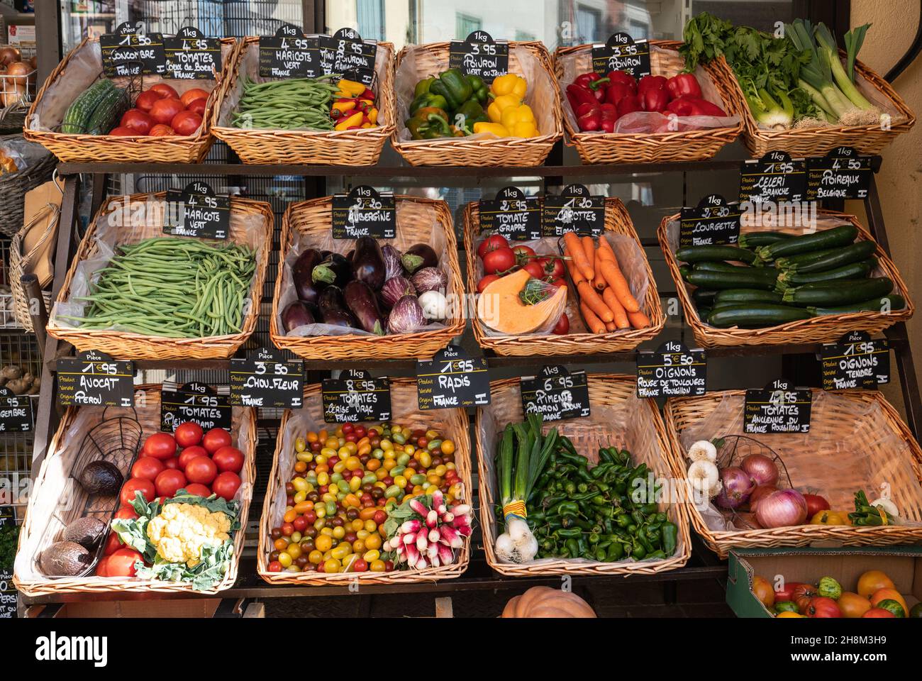 Vendor counter with colorful fruits and vegetables Stock Photo - Alamy