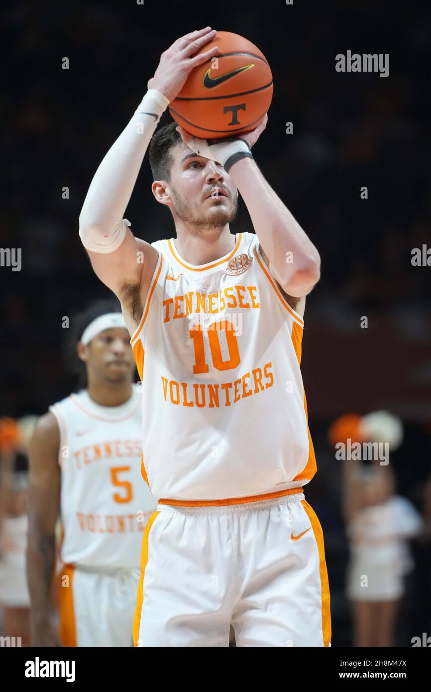 October 30, 2021: John Fulkerson #10 of the Tennessee Volunteers shoots ...