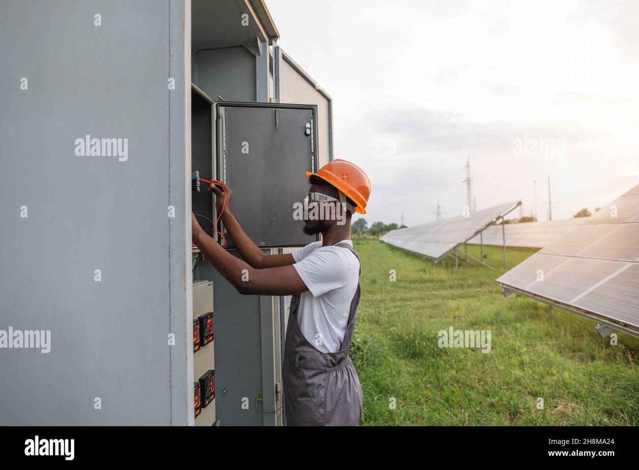 African electrician hi-res stock photography and images - Alamy