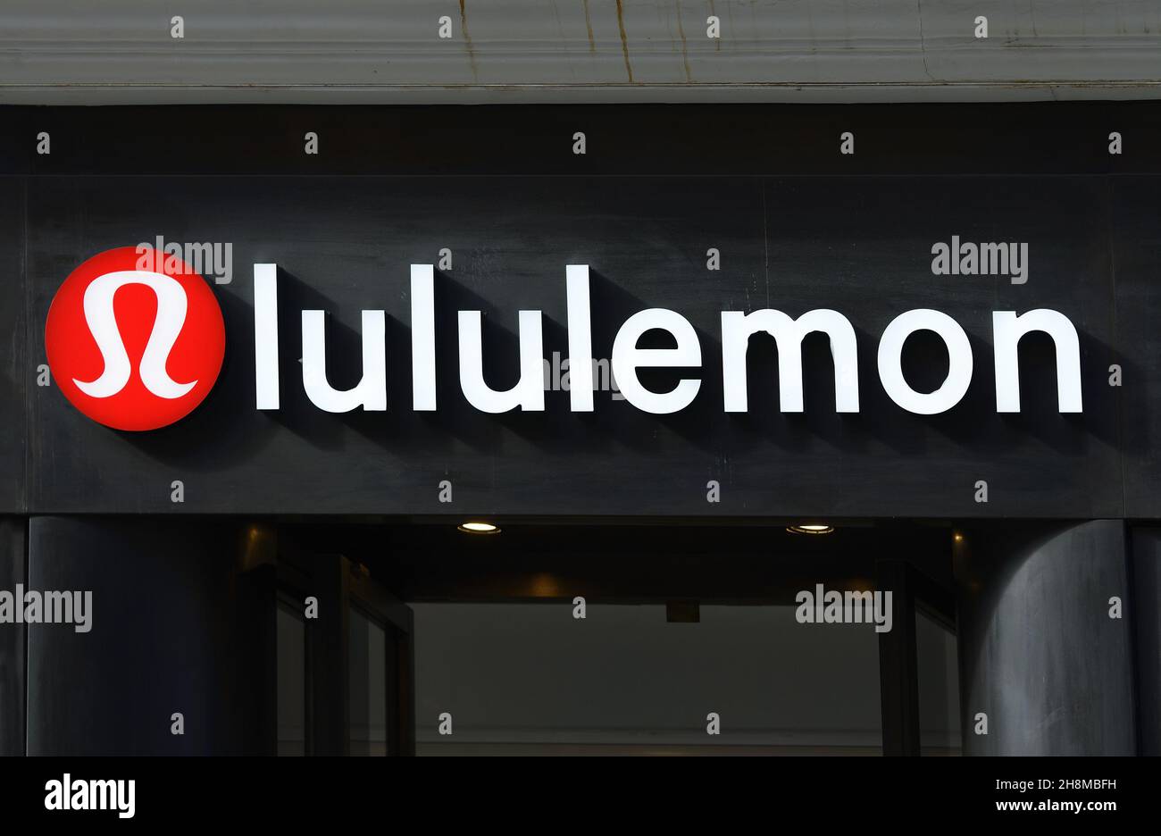 London, England, UK. Lululemon shopfront, Longacre, Covent Garden. Yoga ...