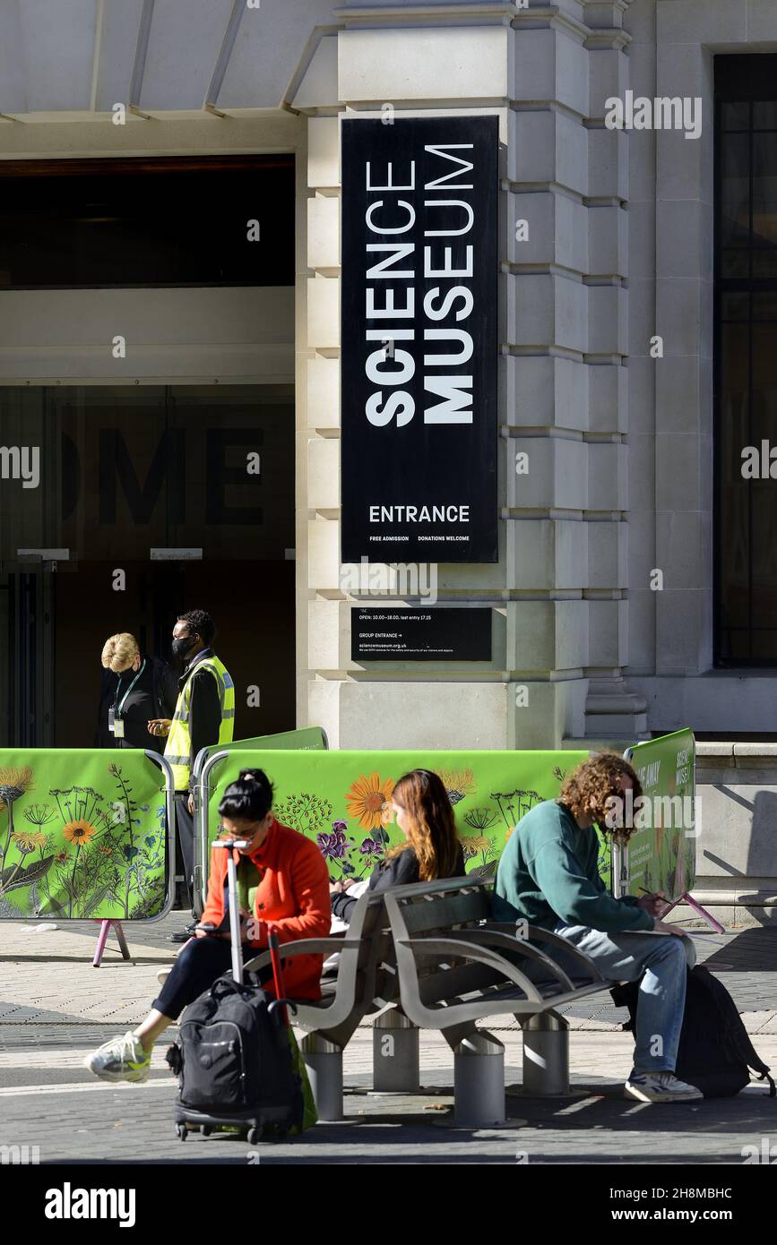 Science museum london exterior hi-res stock photography and images - Alamy