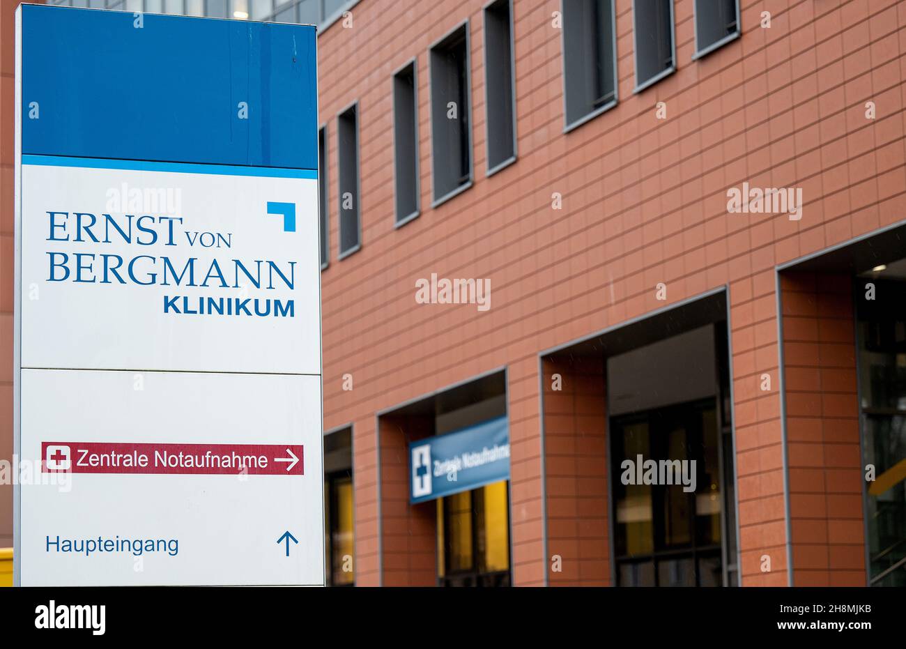 Overview front entrance hospital hi-res stock photography and images ...