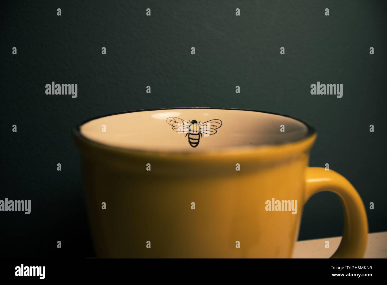 Bee drawing hi-res stock photography and images - Alamy