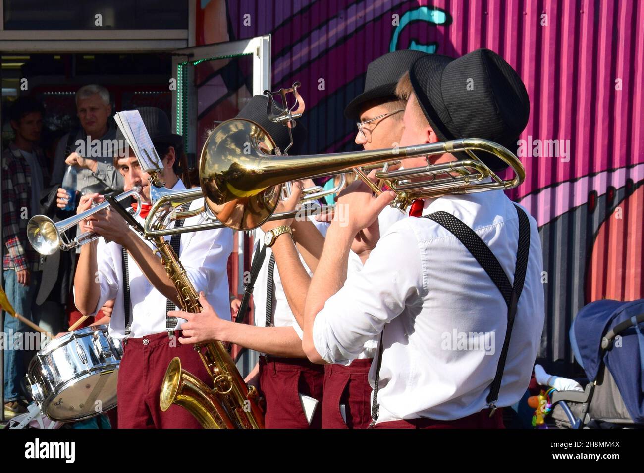 Street musicians play brass instruments hi-res stock photography and ...