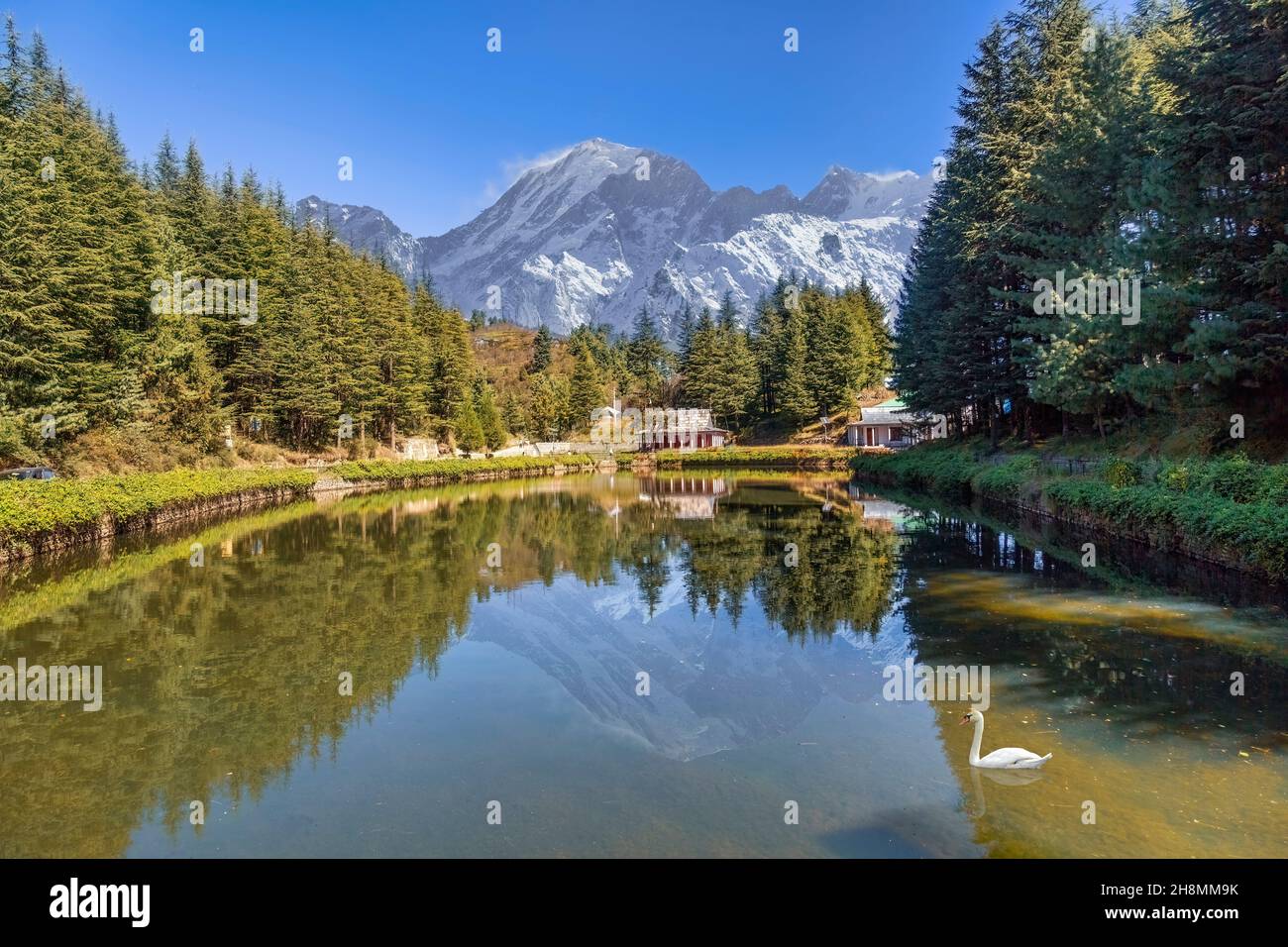 Scenic mountain lake with Kailash Himalaya landscape at Narkanda ...