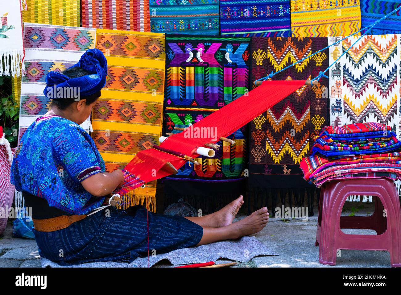 Mayan woman weaving hi-res stock photography and images - Alamy