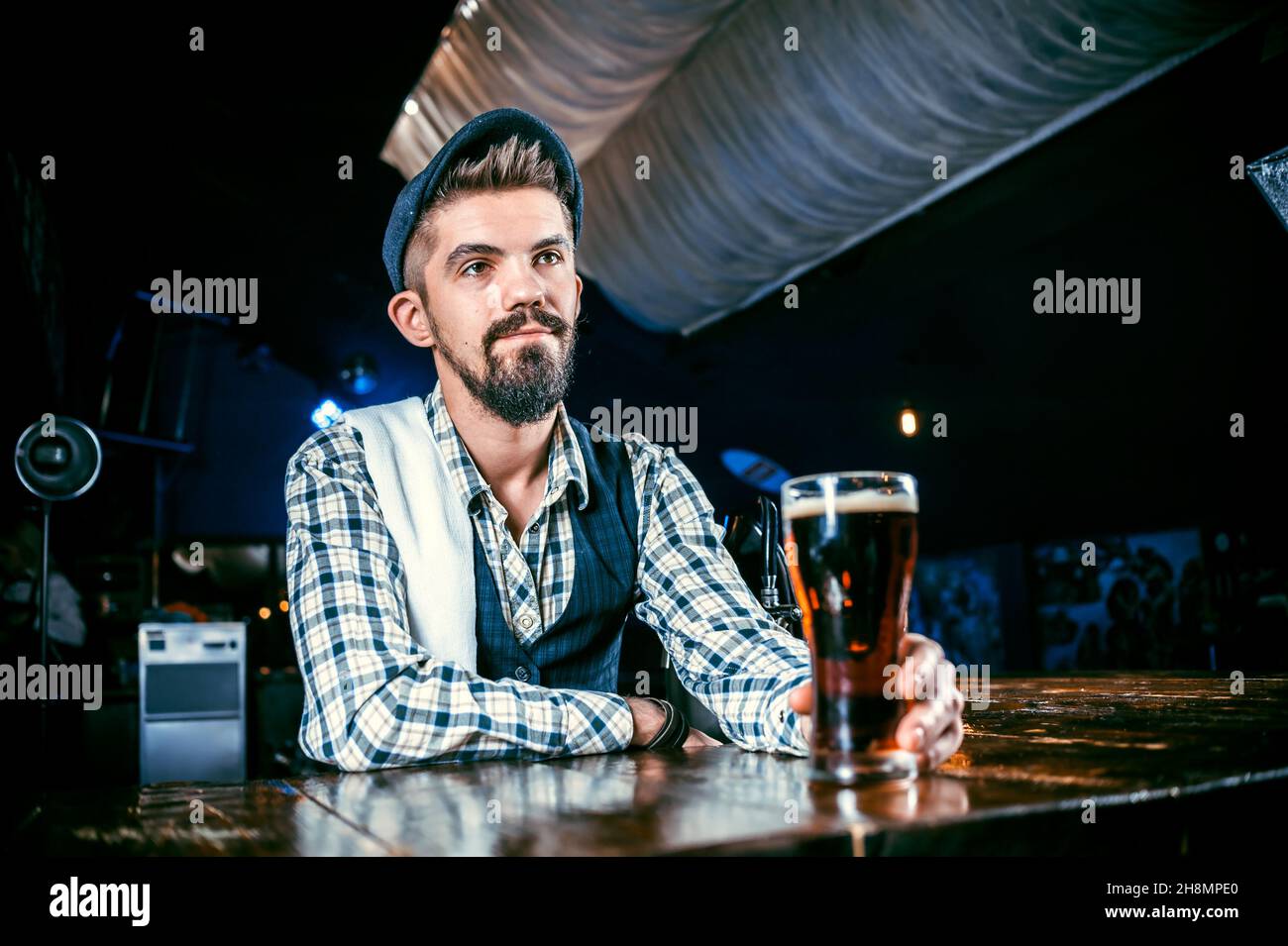 Bearded bartending is pouring a drink in cocktail bars Stock Photo - Alamy