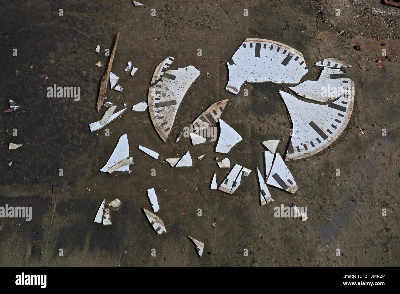 Broken clock face hi-res stock photography and images - Alamy