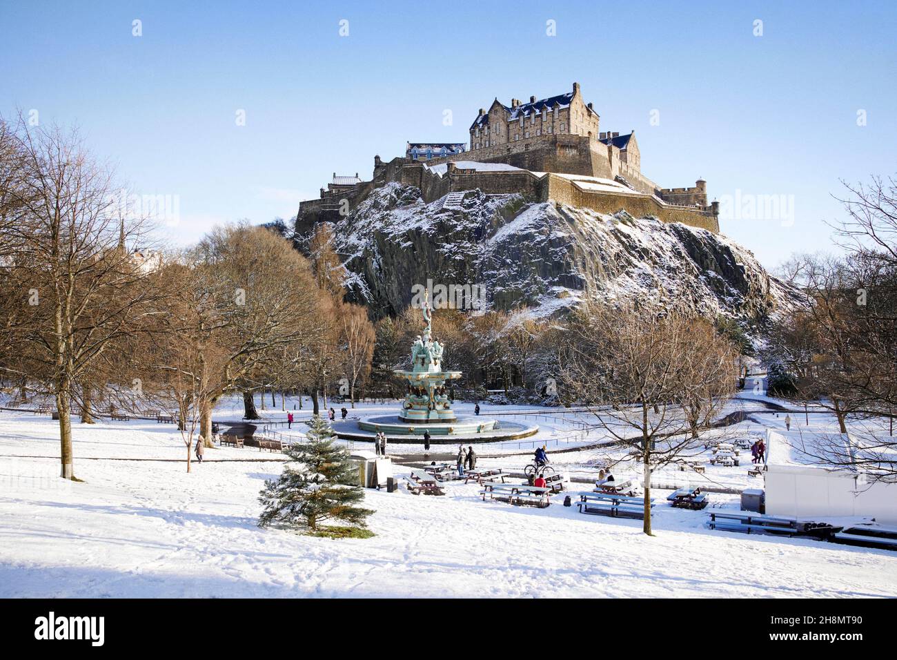 Edinburgh Castle and Princes Street Gardens in the winter snow Stock ...