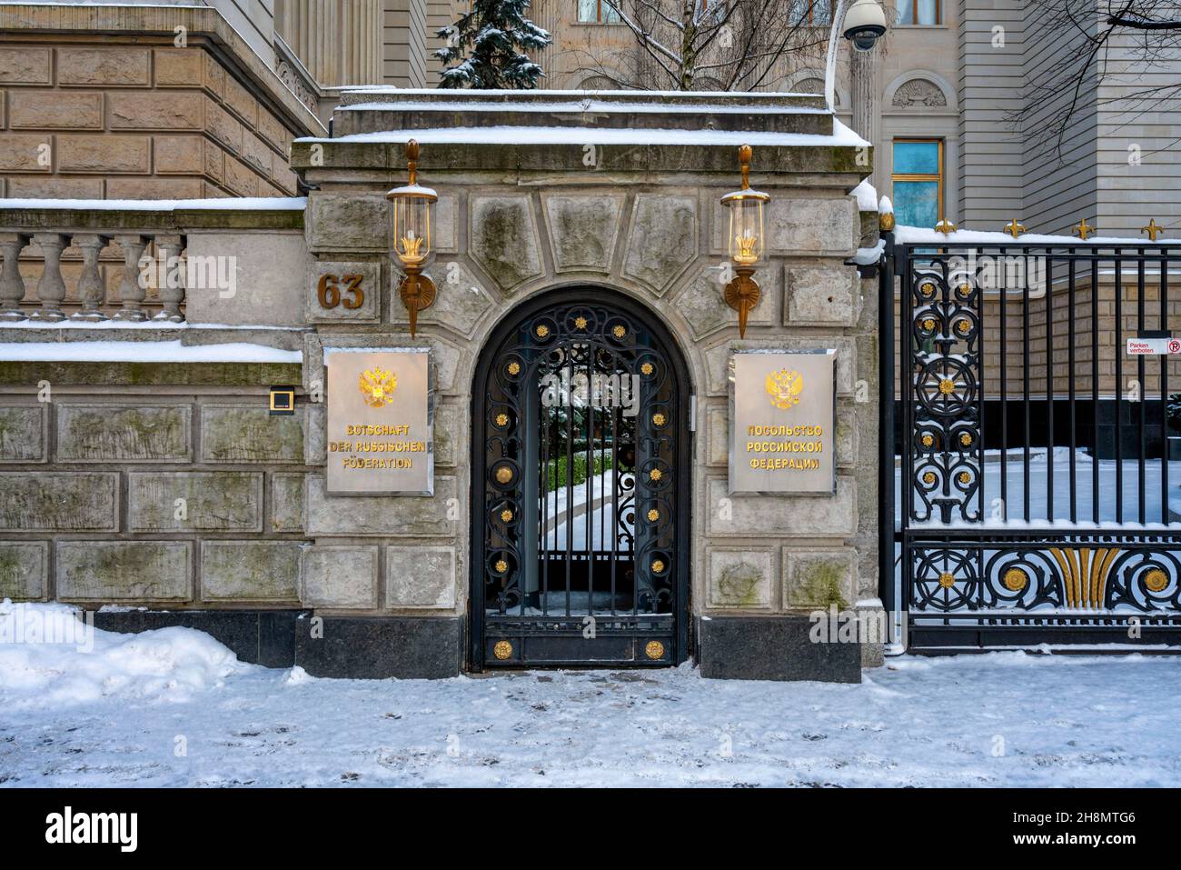 Embassy entrance hi-res stock photography and images - Alamy