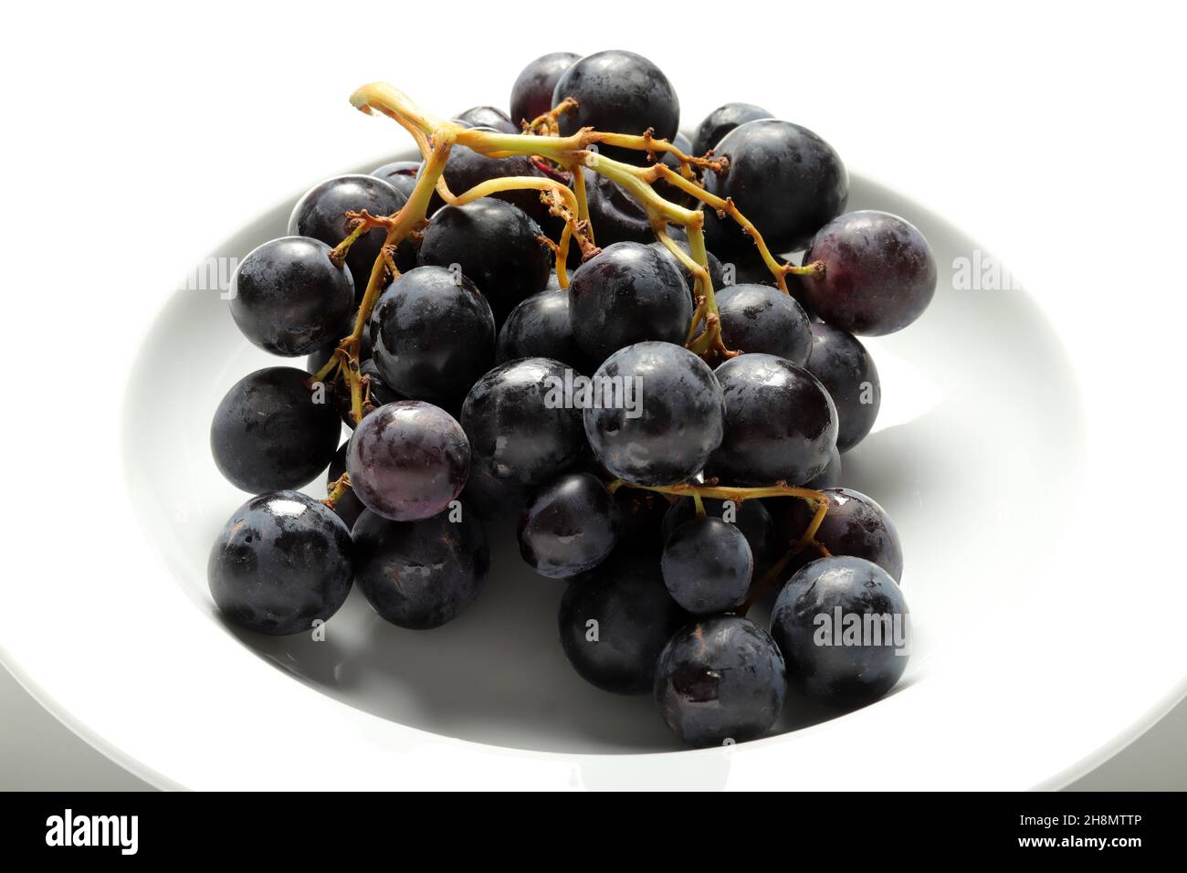 Fresh dark red grapes close up Stock Photo - Alamy