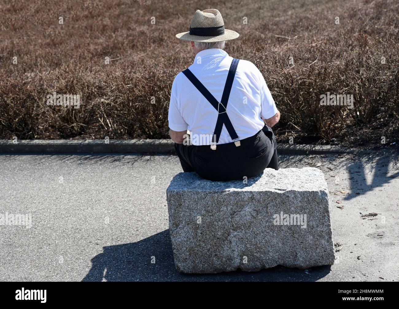 Old man sitting on stone hi-res stock photography and images - Alamy